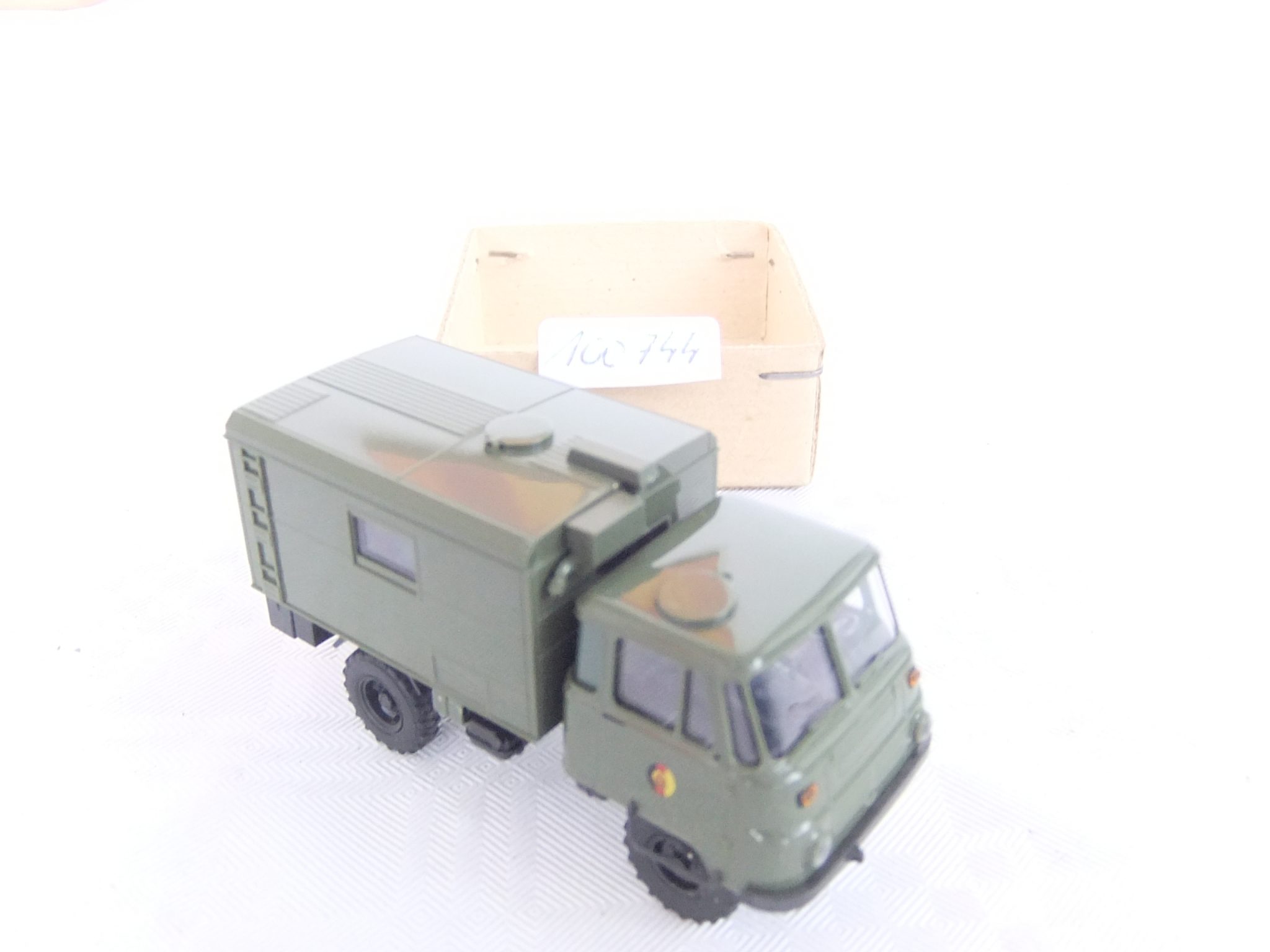 Busch HO LKW Robur LO 2002 A Kofferaufbau NVA » Modellbahn Nütz